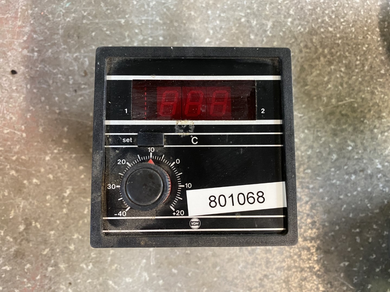 Used VDH Products NL SM885D temperature controller - HOS BV